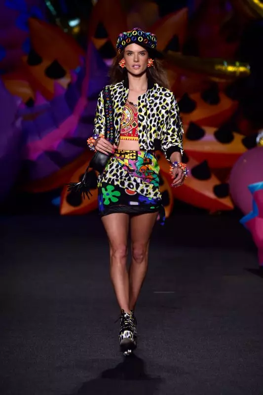 La Steloj Eliras por la L.A. Runway Show de Moschino 43564_67