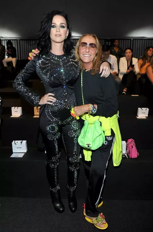 La Steloj Eliras por la L.A. Runway Show de Moschino 43564_7