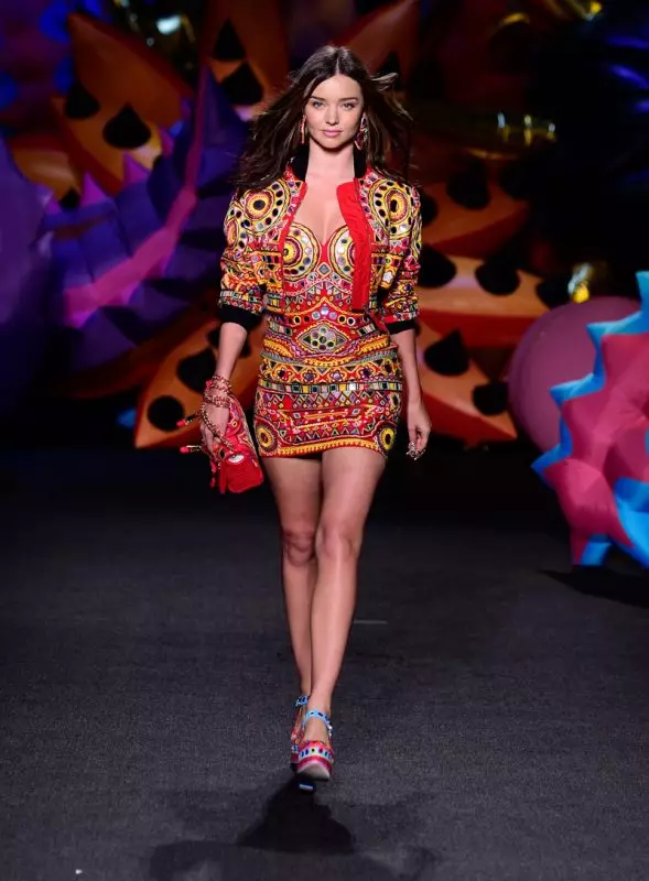 Xiddigaha ayaa u soo baxay Bandhiga Runway-ga Moschino ee LA 43564_70