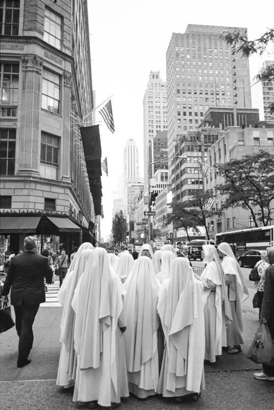 Барнис Њујорк ја дебитира кампањата за пролет 16, снимена од Брус Вебер 43807_13