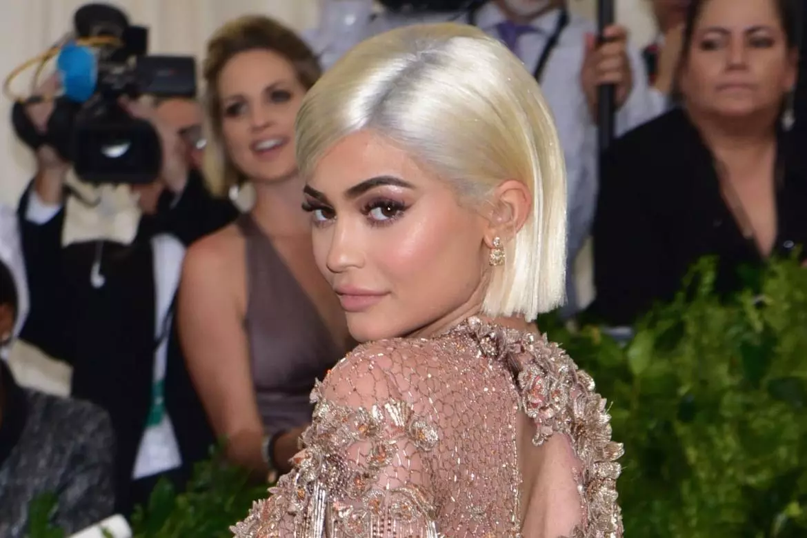 Kylie Jenner Mendapat Cincin Berlian, Keluarga Obama Siap Untuk Netflix Dan Bersantai