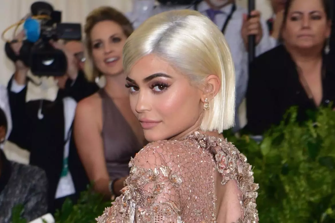 Kylie Jenner Gba Oruka Diamond kan, Obamas Ṣetan Lati Netflix Ati Chill