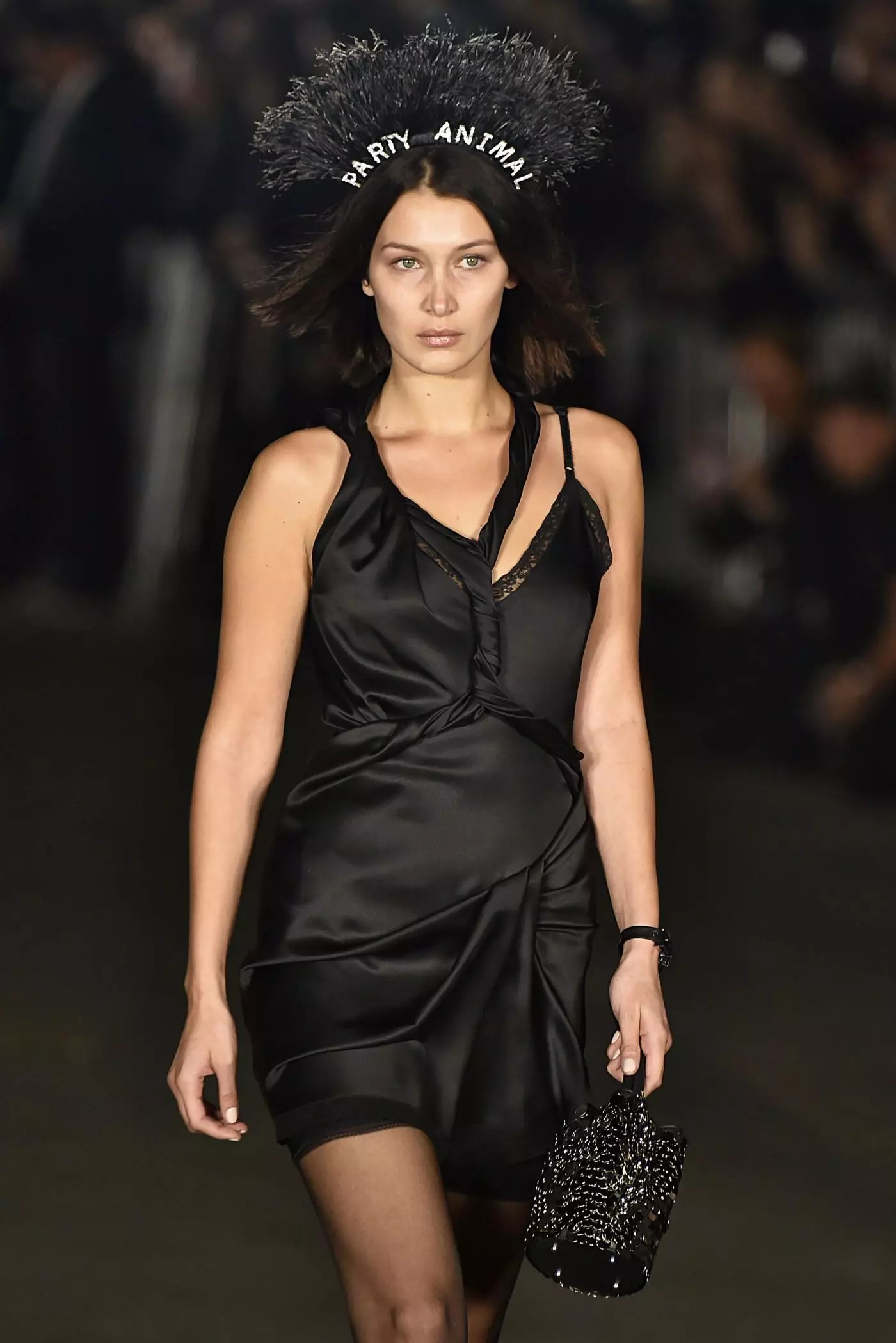 Alexander Wang သည် Spring Runway မှ Feather Headbands အတွက် $6000 ကောက်ခံနေသည်။