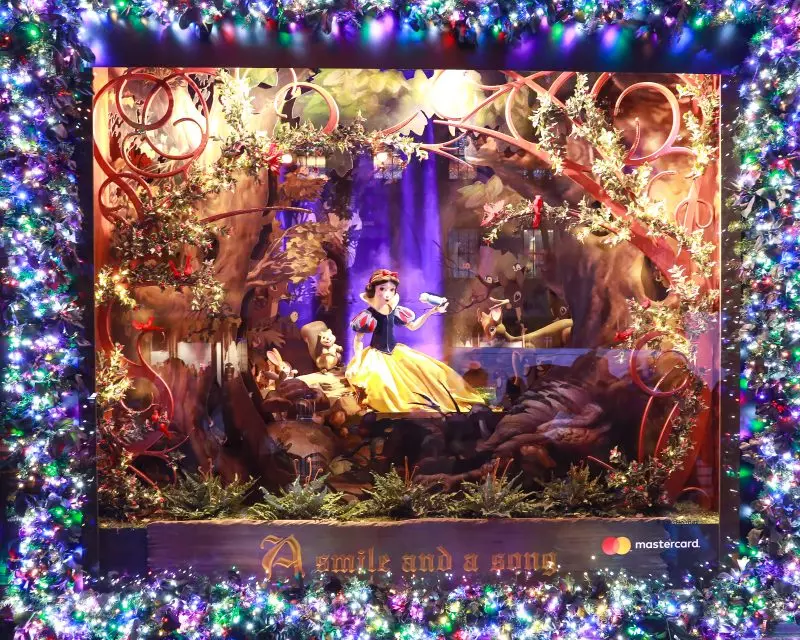 Saks Fifth Avenue ਅਤੇ Disney Unveil Holiday Windows 44480_1