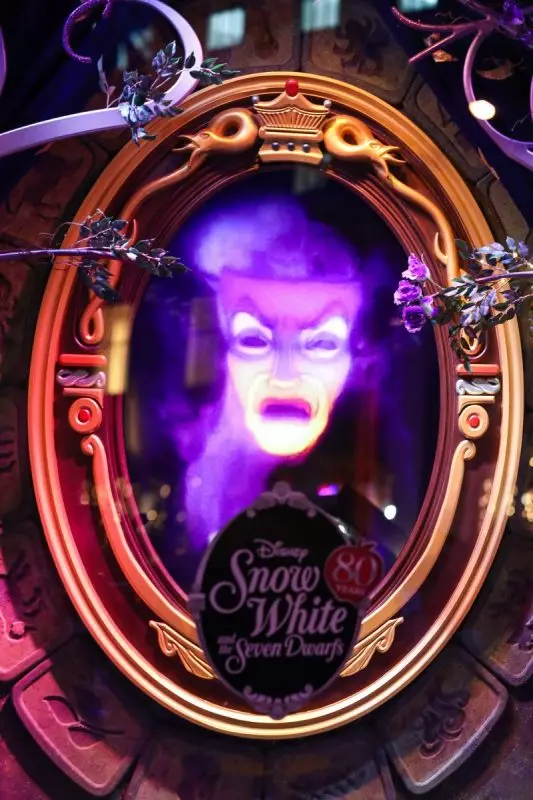 Saks Fifth Avenue ਅਤੇ Disney Unveil Holiday Windows 44480_10