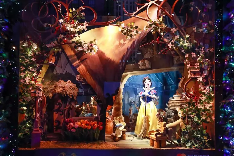 Saks Fifth Avenue og Disney afhjúpa Holiday Windows 44480_11