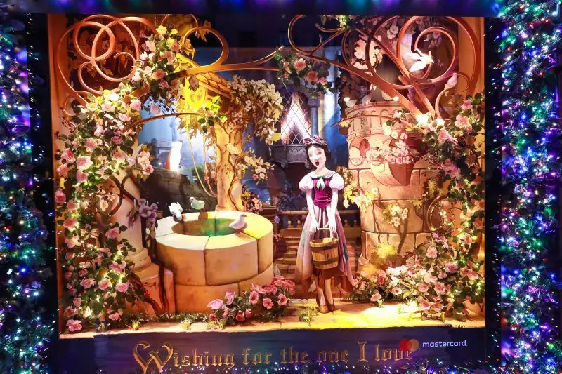 Saks Fifth Avenue da Disney Unveil Holiday Windows 44480_14