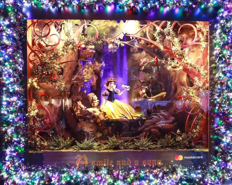 Saks Fifth Avenue at Disney Nag-unveil ng Holiday Windows 44480_15