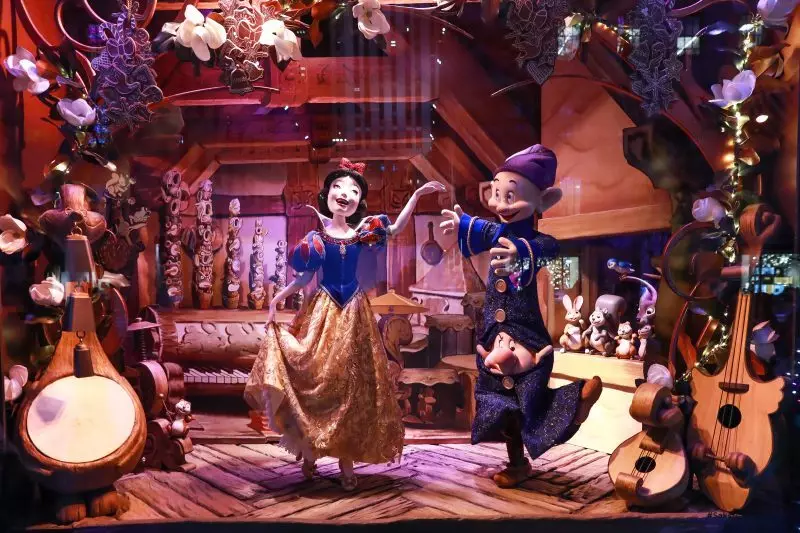 Saks Fifth Avenue at Disney Nag-unveil ng Holiday Windows 44480_17