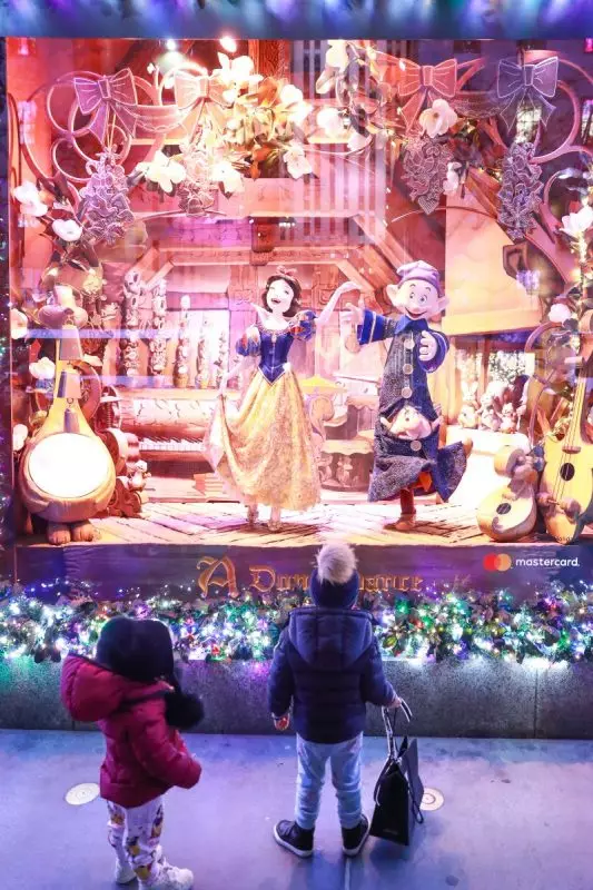 Saks Fifth Avenue da Disney Unveil Holiday Windows 44480_18