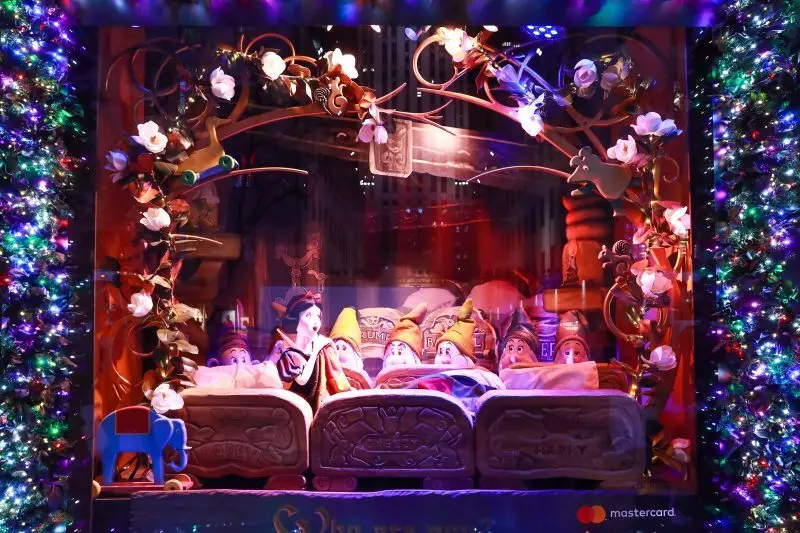 Saks Fifth Avenue an Disney Entdeckt Holiday Windows 44480_21