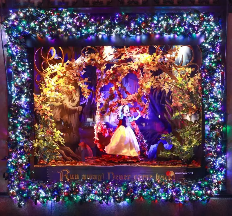 Saks Fifth Avenue at Disney Nag-unveil ng Holiday Windows 44480_4