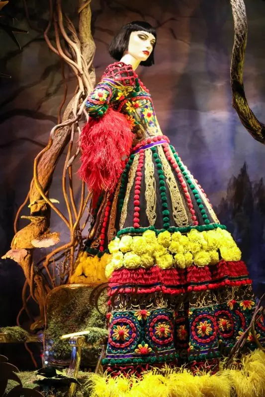 Saks Fifth Avenue ਅਤੇ Disney Unveil Holiday Windows 44480_5