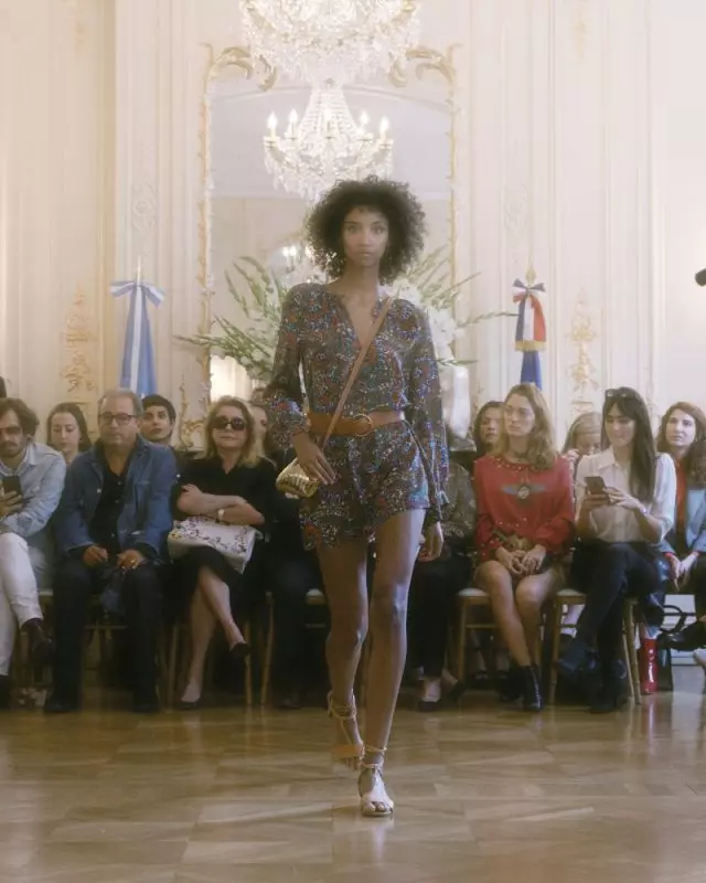 Дневник на модната недела во Париз, денови 5 и 6: Иси Мијаке, Соња Рикиел, Унгаро и повеќе! 45110_21