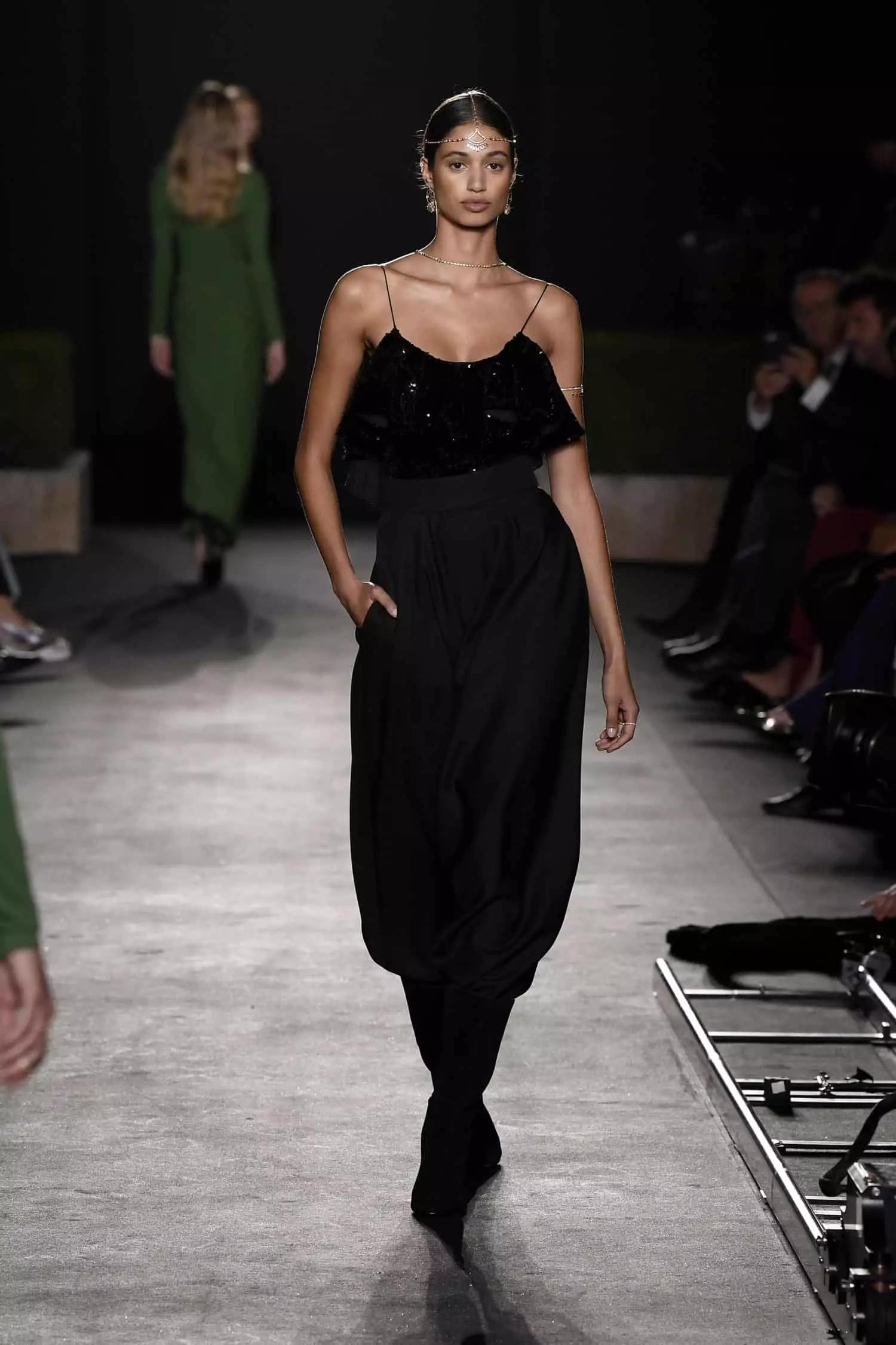 Ежедневные новости: познакомьтесь с новейшим EIC от Condé Nast, бутик Schiaparelli прибывает в Нью-Йорк благодаря Bergdorfs, шоу Messika x Kate Moss и многому другому! 455_5