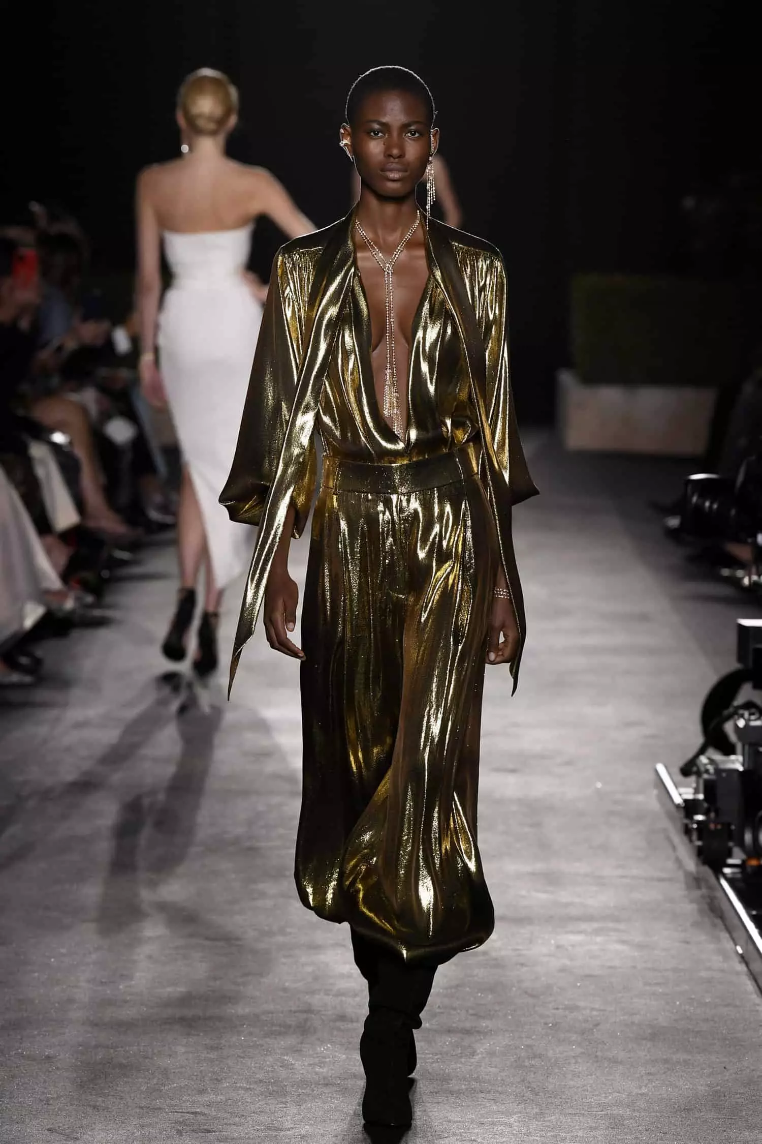 Noticias diarias: coñeza o EIC máis novo de Condé Nast, unha boutique Schiaparelli chega a Nova York grazas a Bergdorfs, Messika x Kate Moss Show e moito máis! 455_7