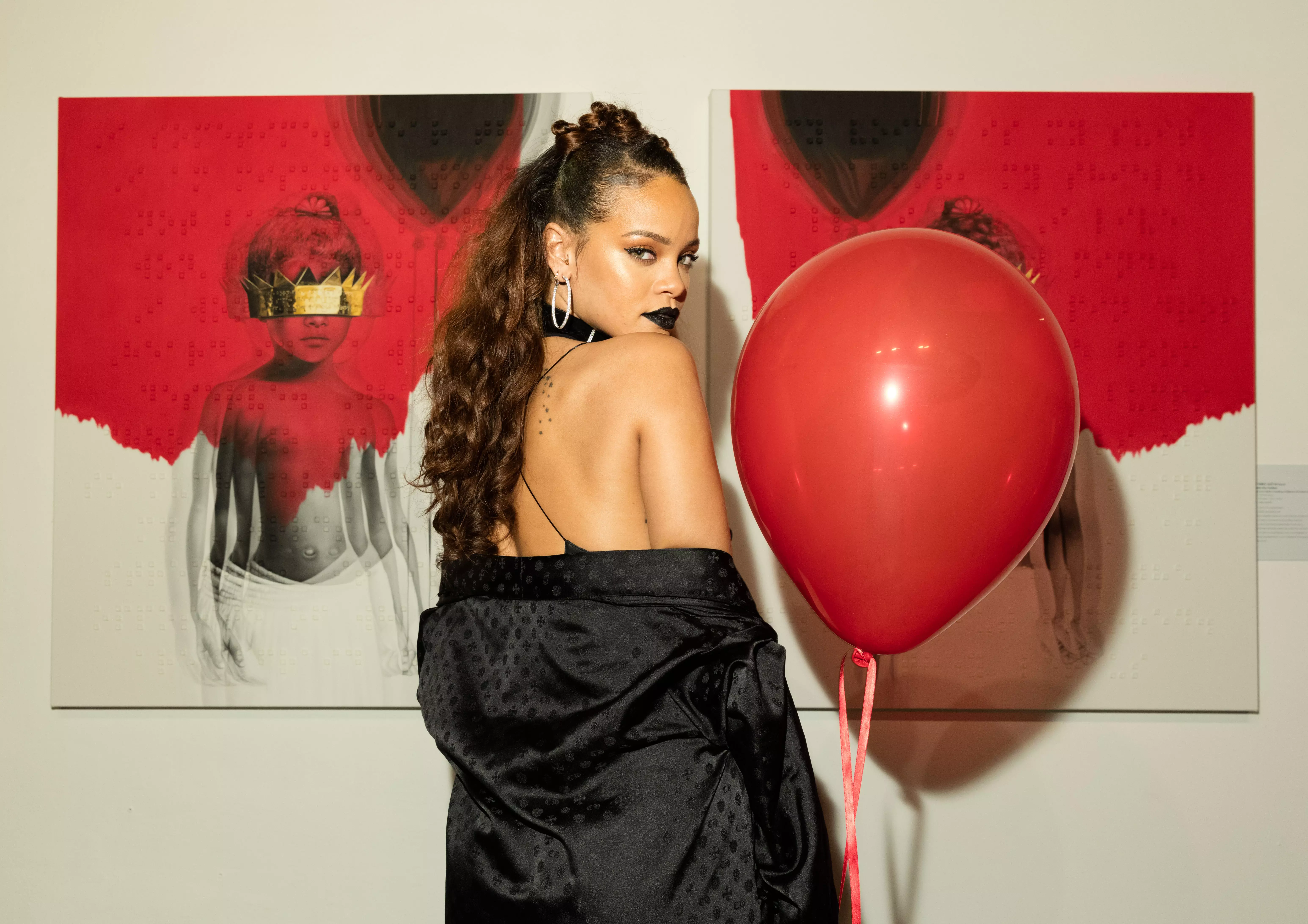 Roundup Saben: Rihanna bakal Tampilake ing NYFW, Acne Studios Ngluncurake Tas Tangan 45692_1