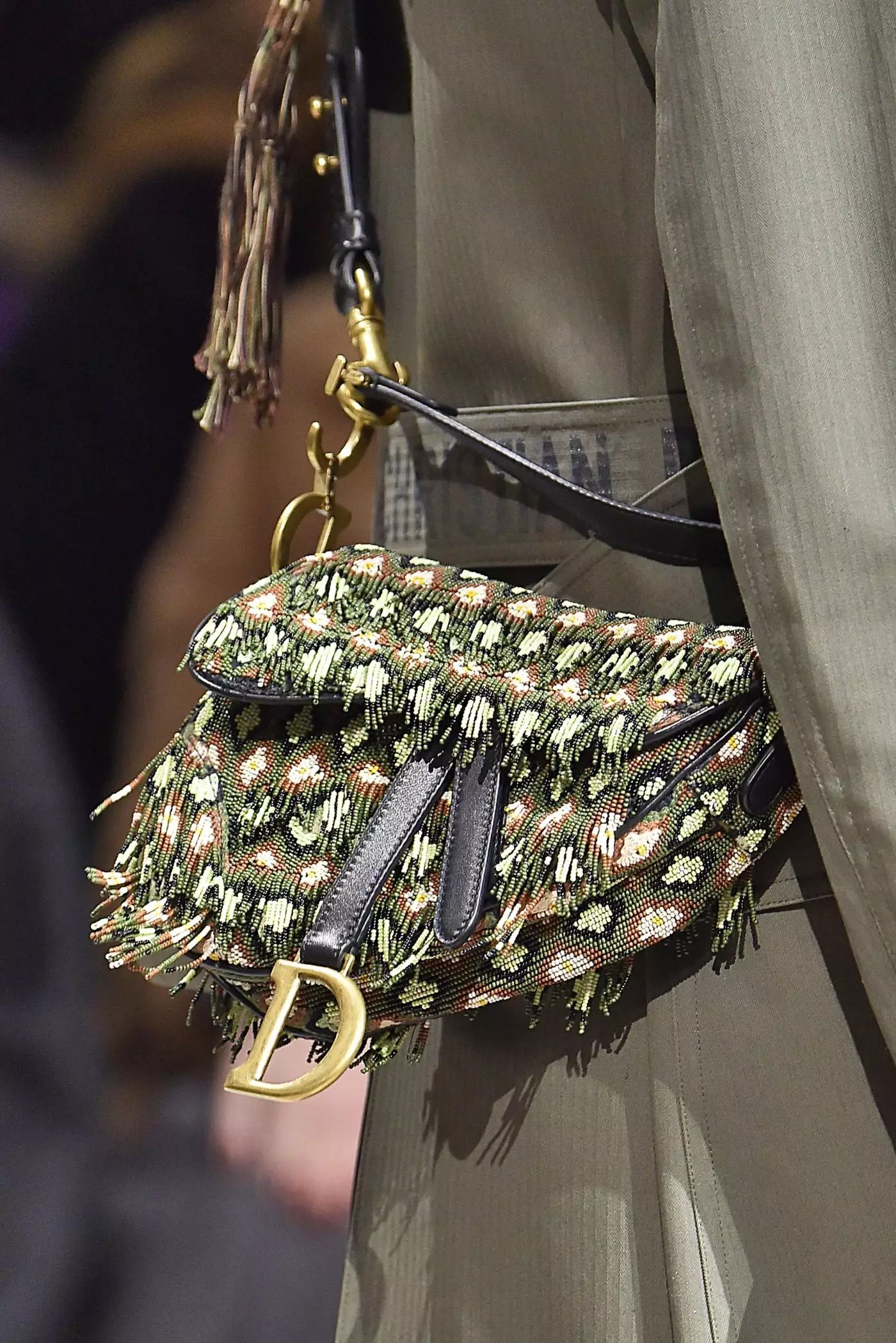 Dior đang mang túi Saddle trở lại 46201_16