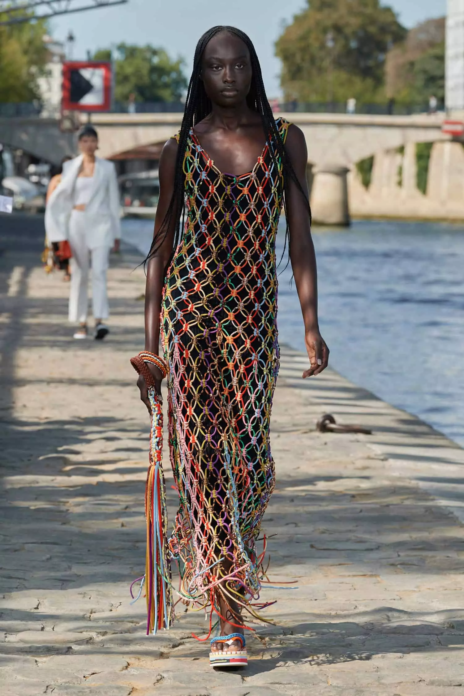 သင်၏ Paris Fashion Week အပ်ဒိတ်များကို ရယူလိုက်ပါ- Chloé မိန်းကလေးသည် လိမ္မာပါးနပ်သော Balmain ၏ စူပါမော်ဒယ်-လေးလံသော 'ပွဲတော်' 462_15