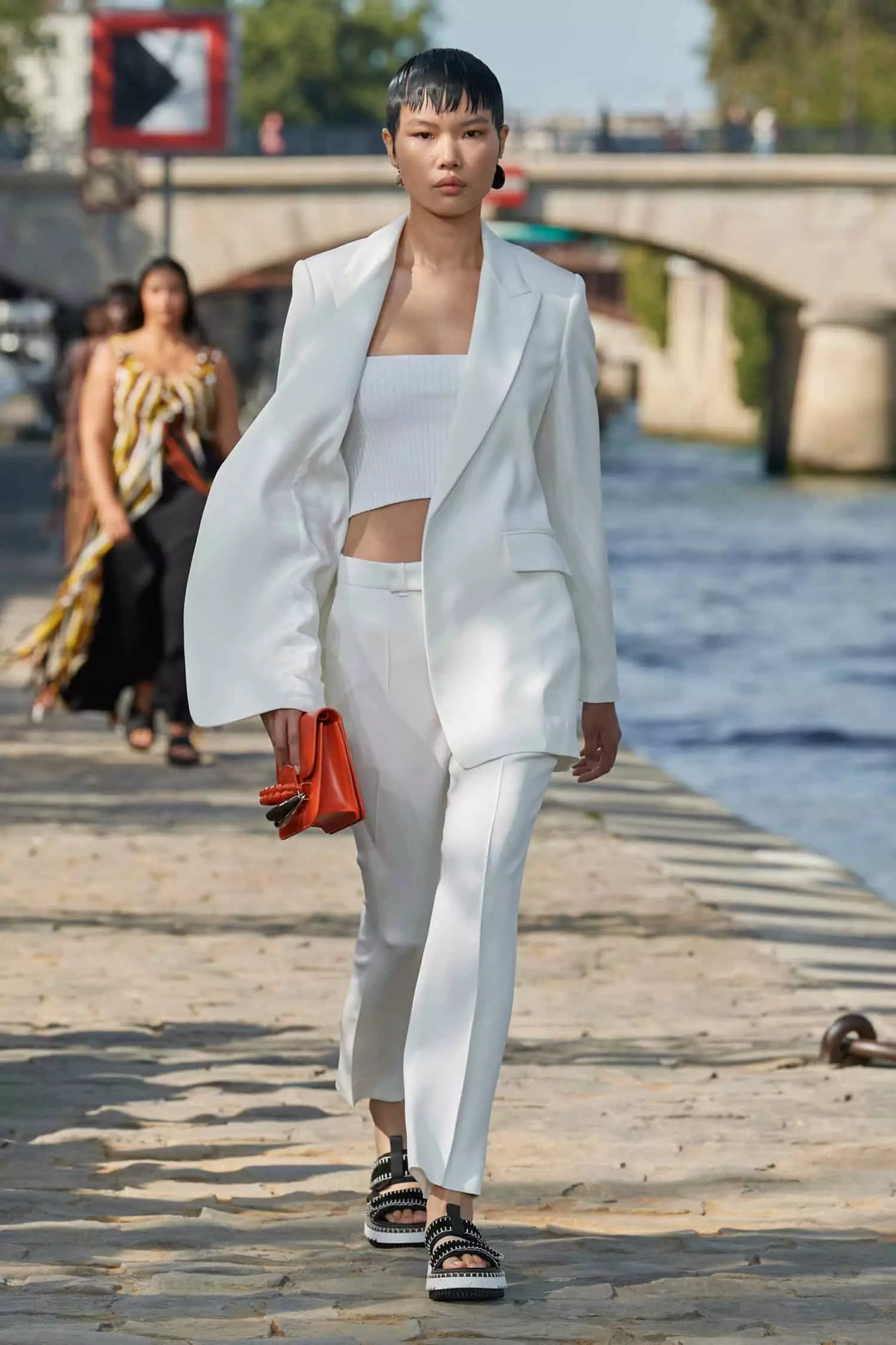Krij jo updates fan jo Paris Fashion Week as se barre: it Chloé-meisje wurdt kreas, Balmain's supermodel-swiere 'Festival' 462_16
