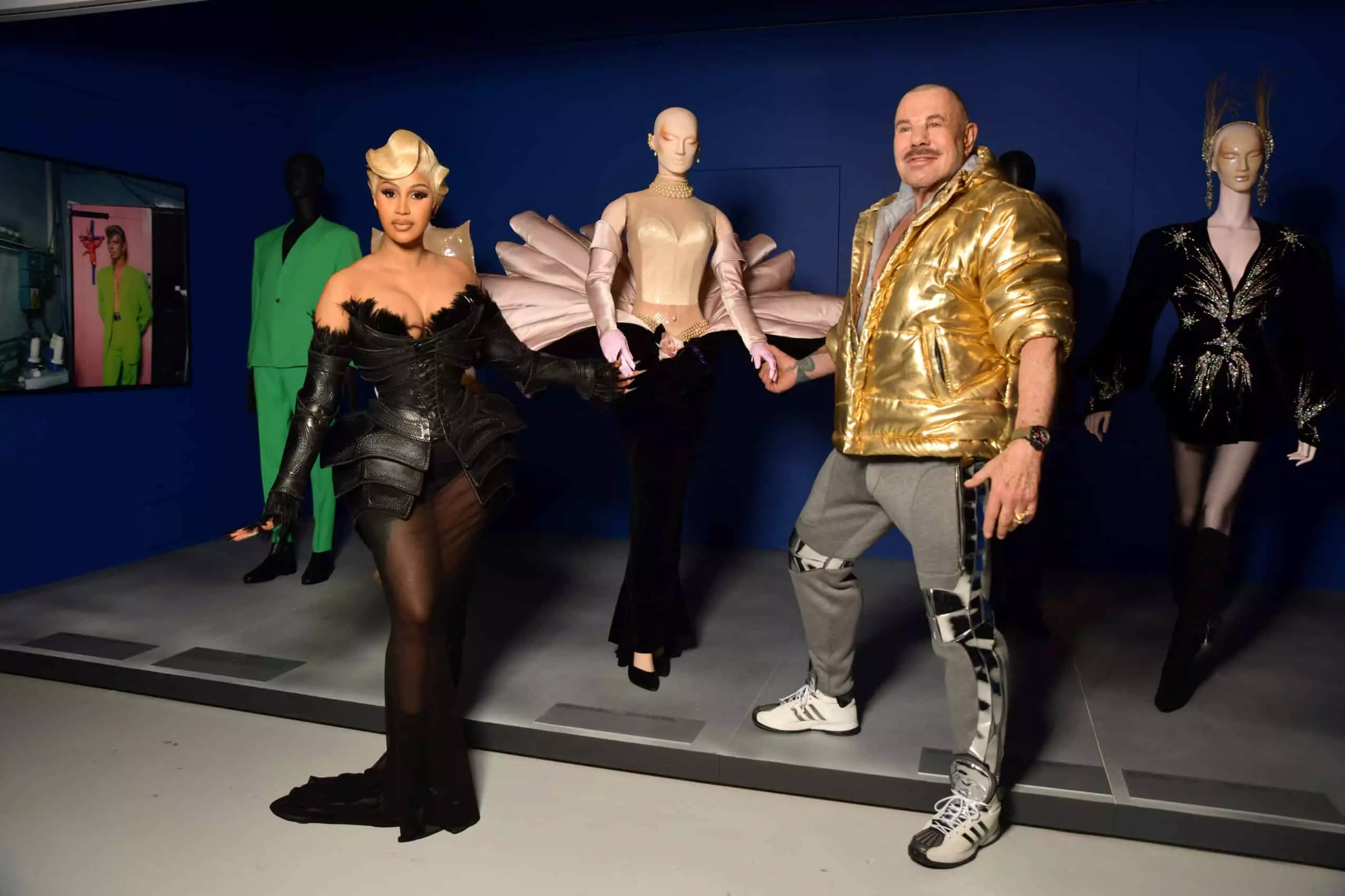 Krij jo updates fan jo Paris Fashion Week as se barre: it Chloé-meisje wurdt kreas, Balmain's supermodel-swiere 'Festival' 462_36