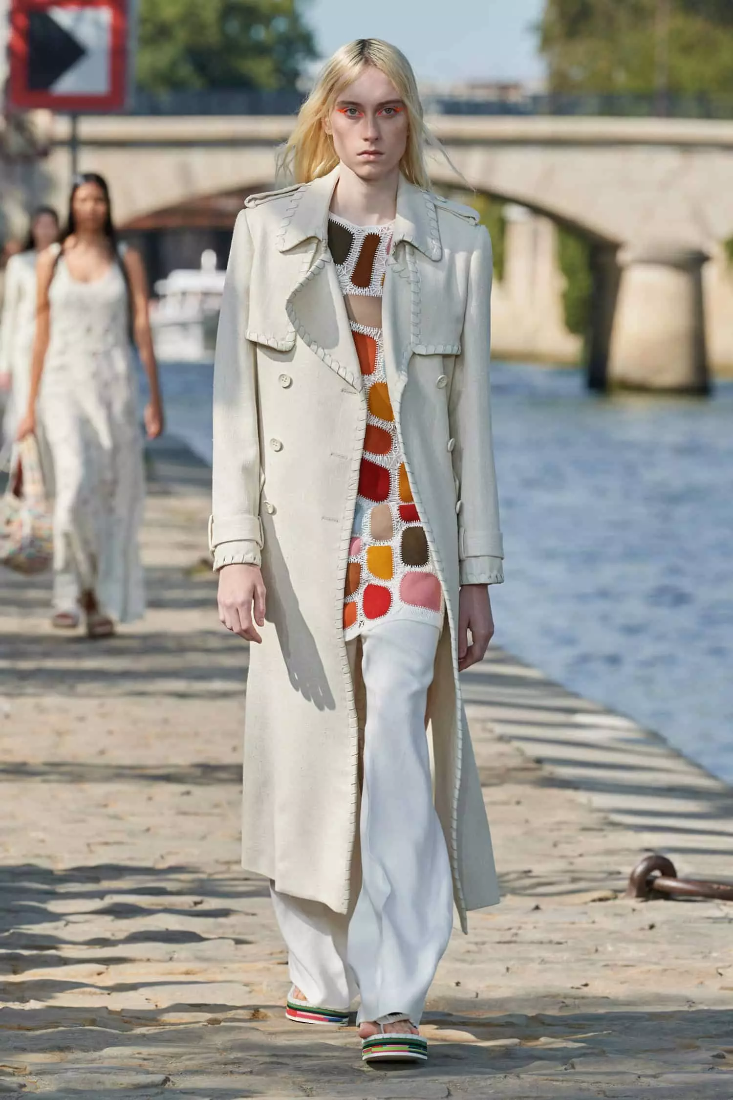 Ստացեք ձեր Փարիզի նորաձևության շաբաթվա թարմացումները, երբ դրանք տեղի են ունենում. Chloé Girls Gets Crafty, Balmain-ի սուպերմոդելների ծանր «փառատոն» 462_6