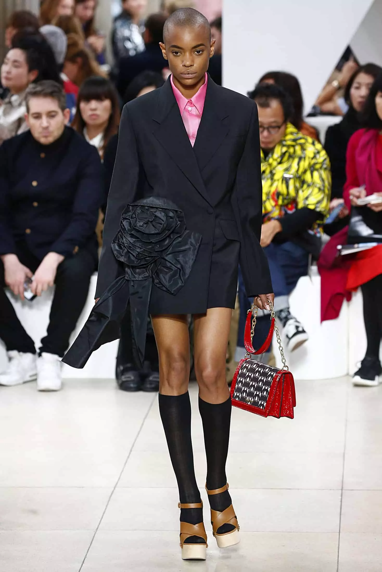 Miu Miu Ngaluncurkeun Logo Anyar di Paris Fashion Week Show 47438_14