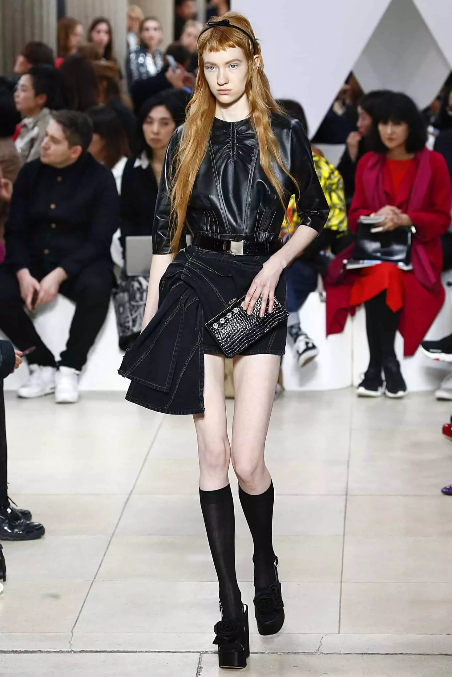 Miu Miu Memperkenalkan Logo Baharu di Paris Fashion Week Show 47438_39