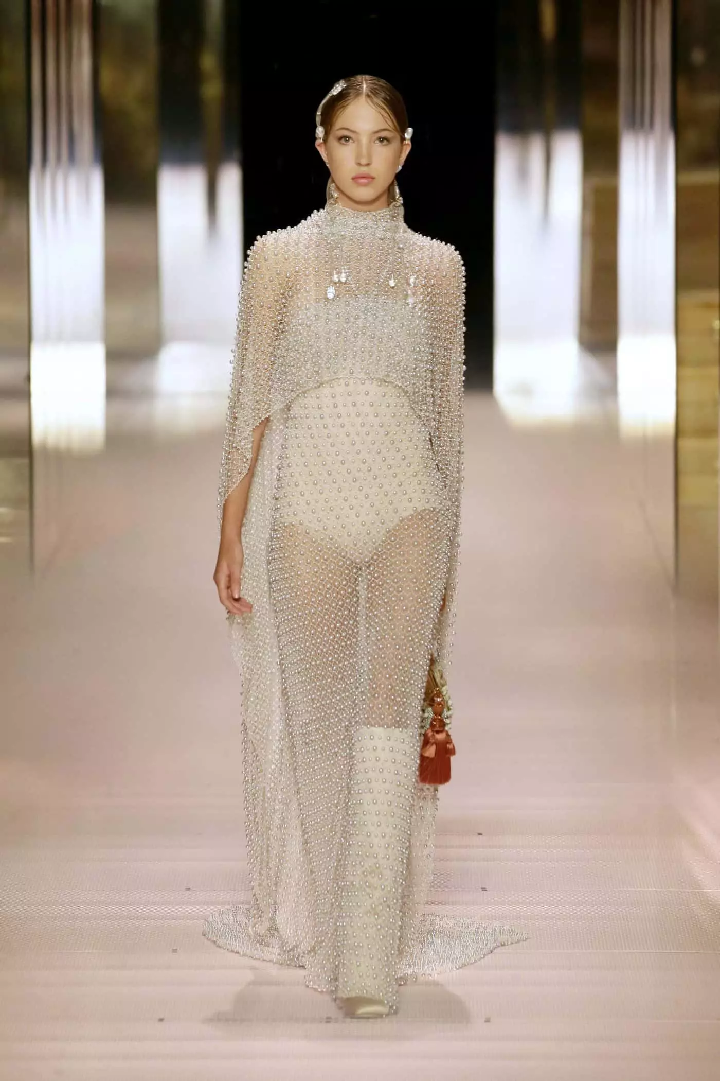 Runway Vegere! Kim Jones Ji bo Debutkirina Fendi Couture Lîstikvanê Supermodelê Stêrk-Studded 4750_17