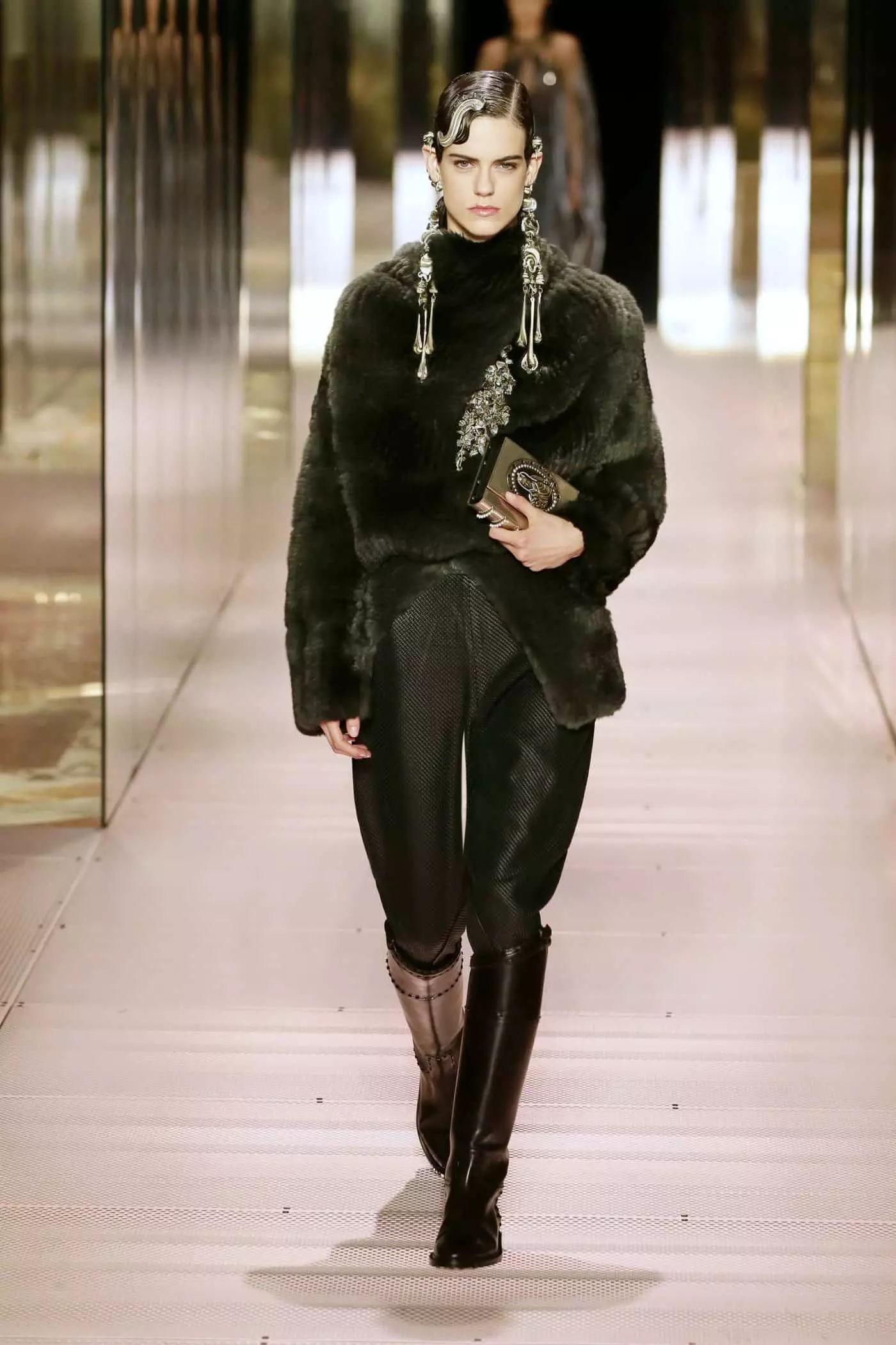 Niverina ny Runway! Kim Jones dia nisoratra anarana tamin'ny mpilalao Supermodely ho an'ny Fendi Couture Debut 4750_19