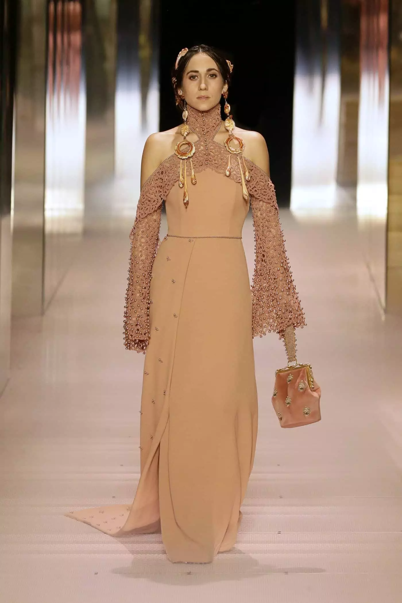 Niverina ny Runway! Kim Jones dia nisoratra anarana tamin'ny mpilalao Supermodely ho an'ny Fendi Couture Debut 4750_4