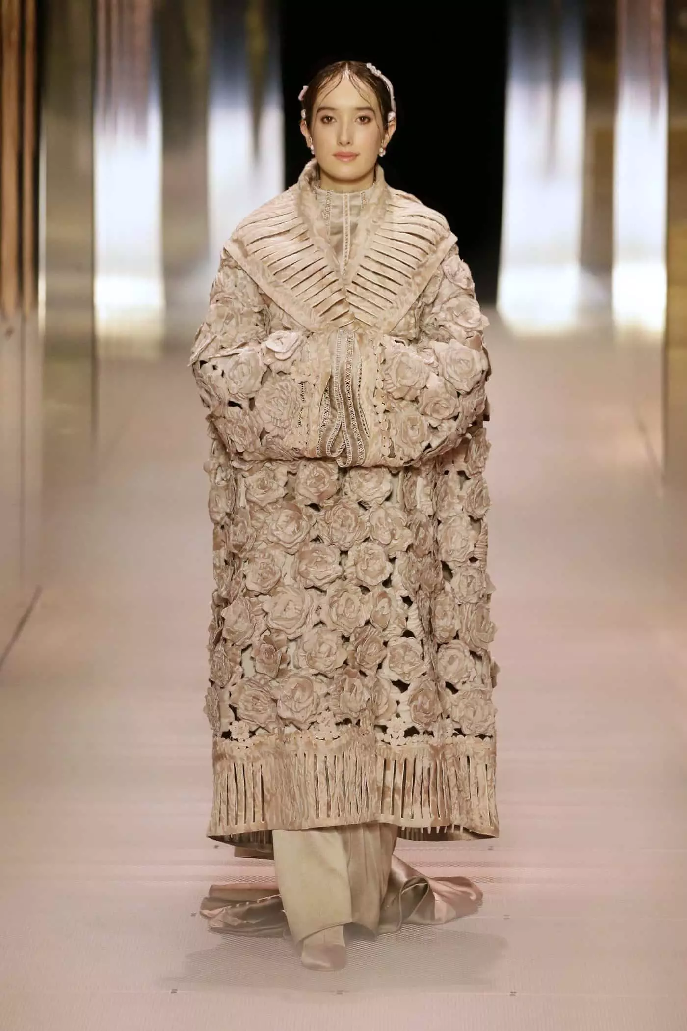 Rullebanen er tilbake! Kim Jones verver stjernespekket supermodell til Fendi Couture-debut 4750_5