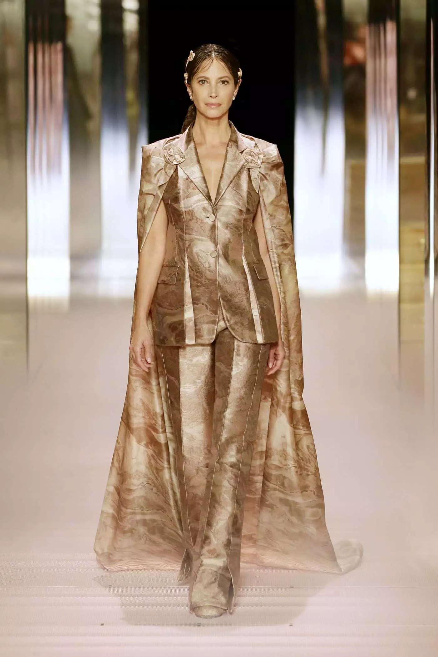 La Startleno Revenas! Kim Jones Rekrutas Stelplenan Supermodelan Rolantaron Por Fendi Couture Debut 4750_6