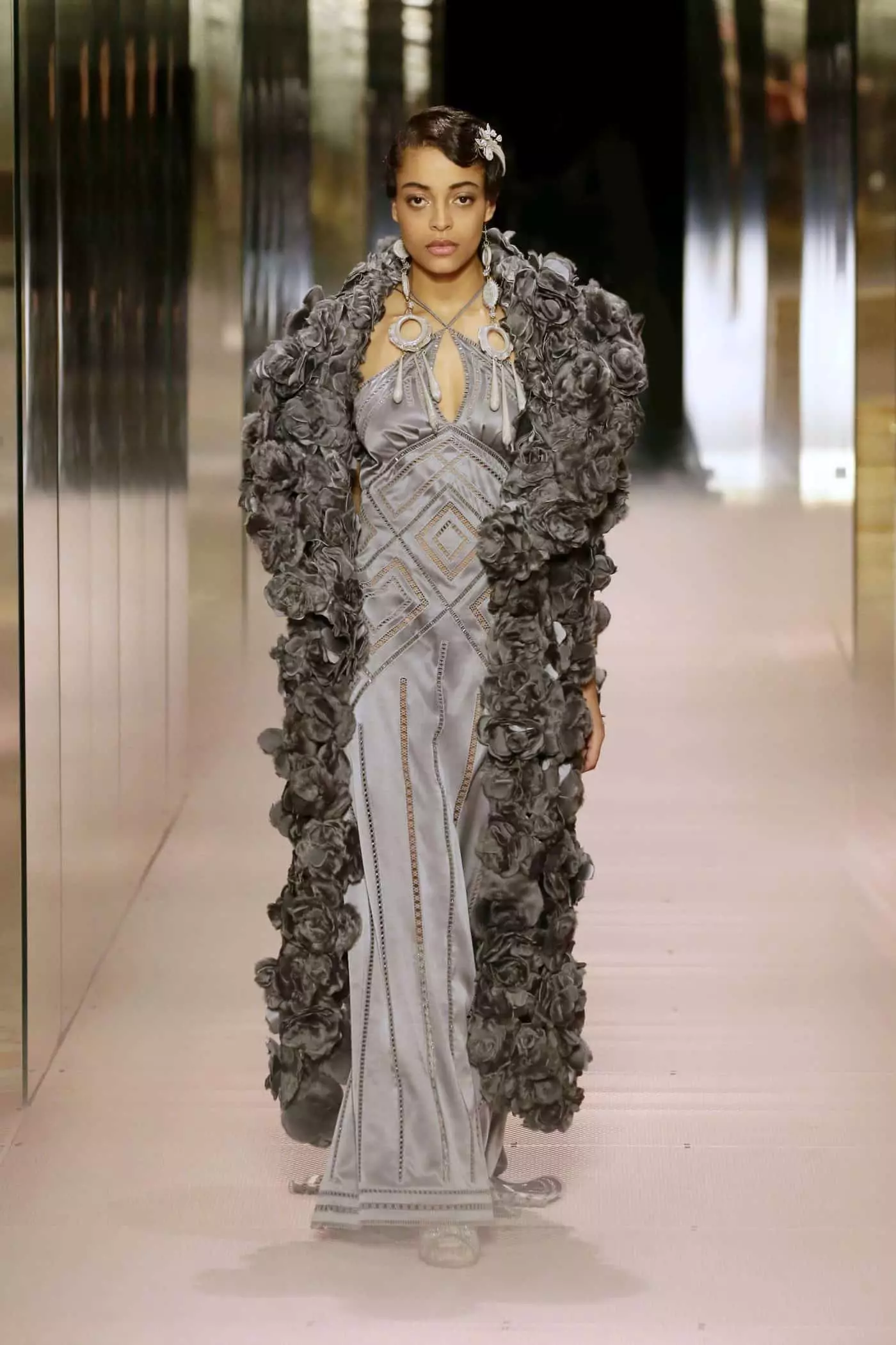 Powrót wybiegu! Kim Jones pozyskuje gwiazdorską supermodelkę do debiutu Fendi Couture 4750_8