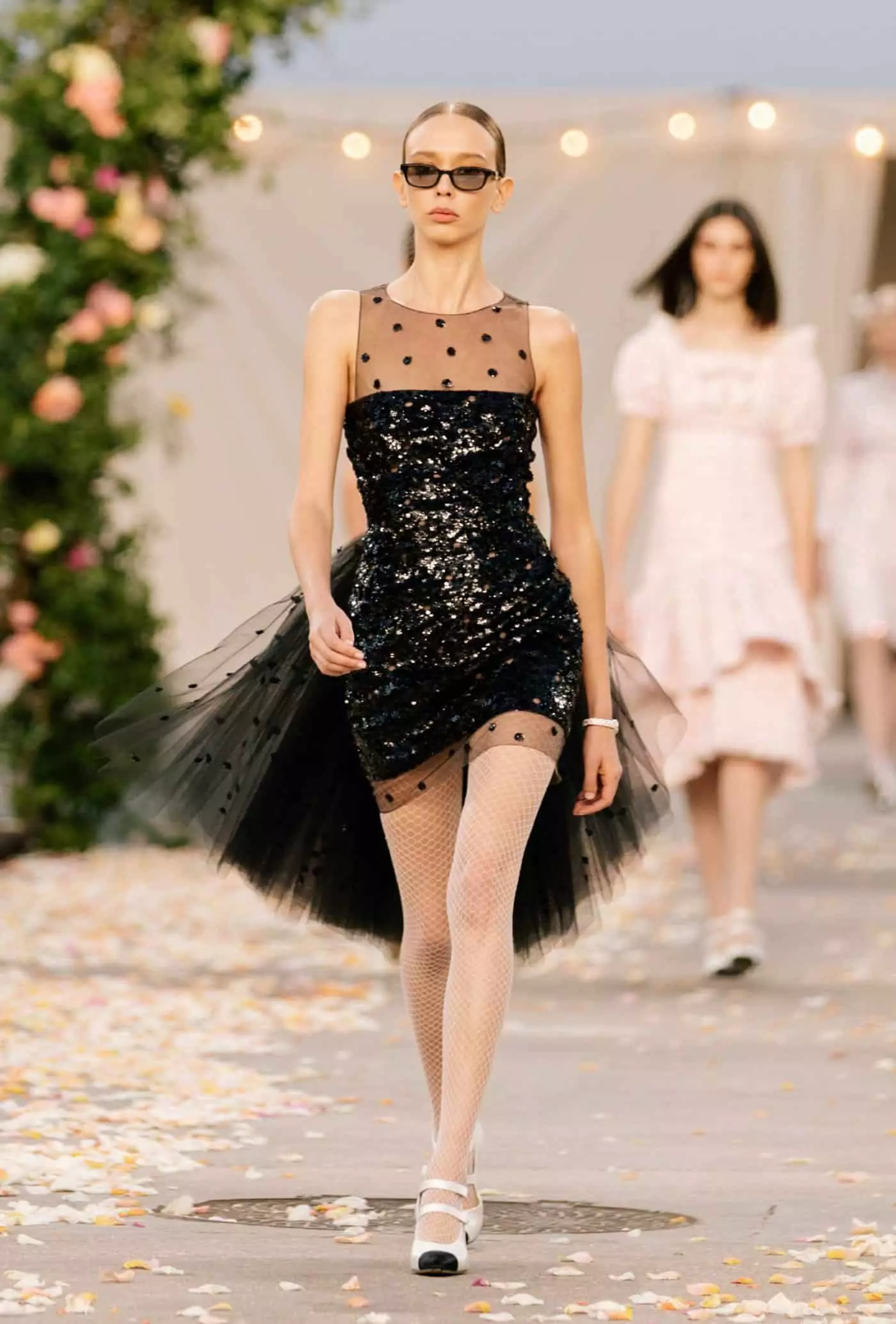 Virginie Viard òganize yon reyinyon fanmi chik pou Chanel Spring Summer '21 Haute Couture 4751_10