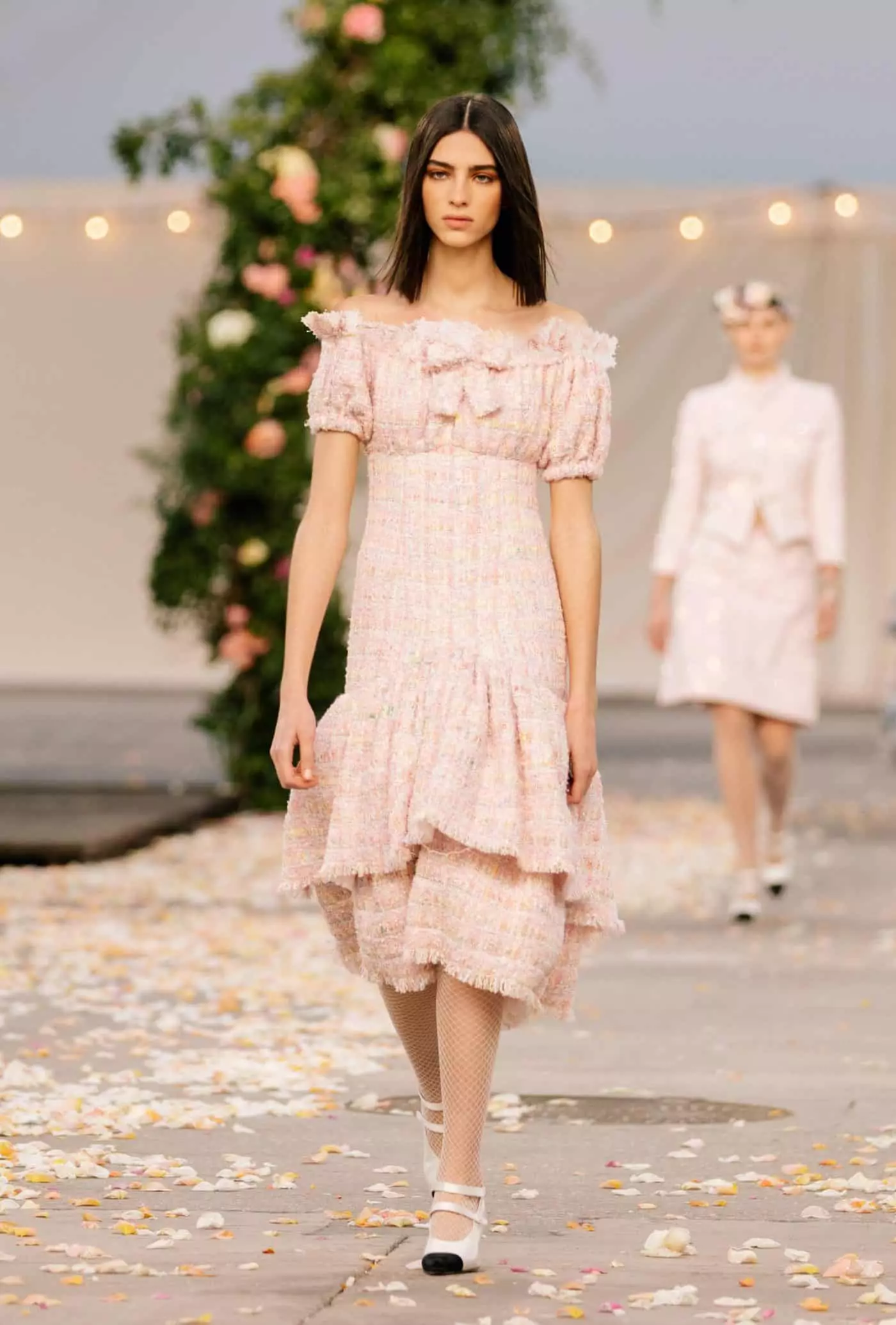 Virginie Viard är värd för en chic familjeåterförening för Chanels vårsommar ’21 Haute Couture 4751_11