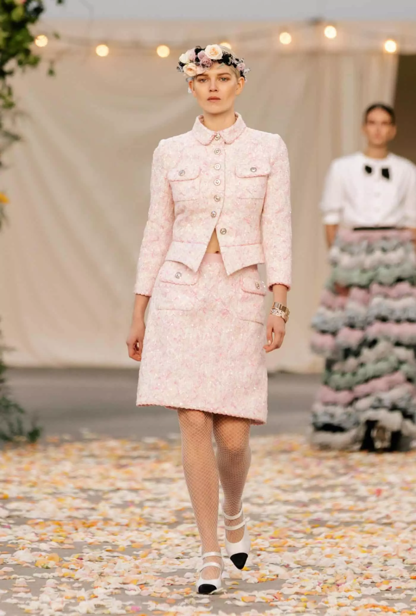 Virginie Viard òganize yon reyinyon fanmi chik pou Chanel Spring Summer '21 Haute Couture 4751_12