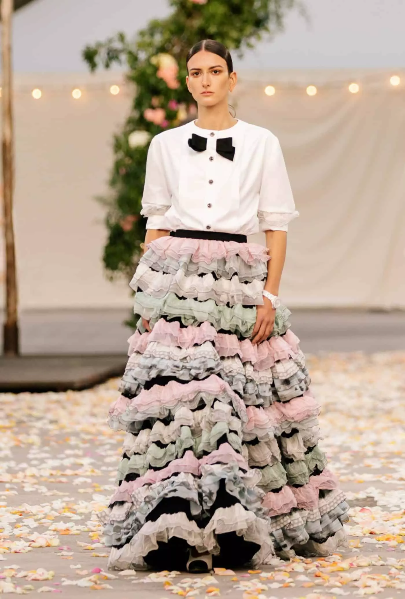 Virginie Viard òganize yon reyinyon fanmi chik pou Chanel Spring Summer '21 Haute Couture 4751_13