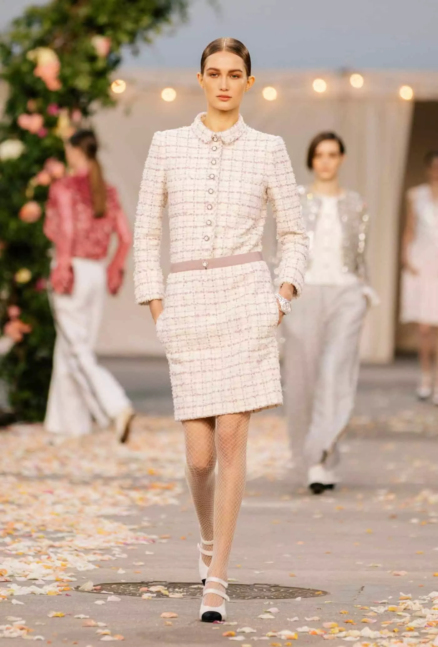 Virginie Viard òganize yon reyinyon fanmi chik pou Chanel Spring Summer '21 Haute Couture 4751_14