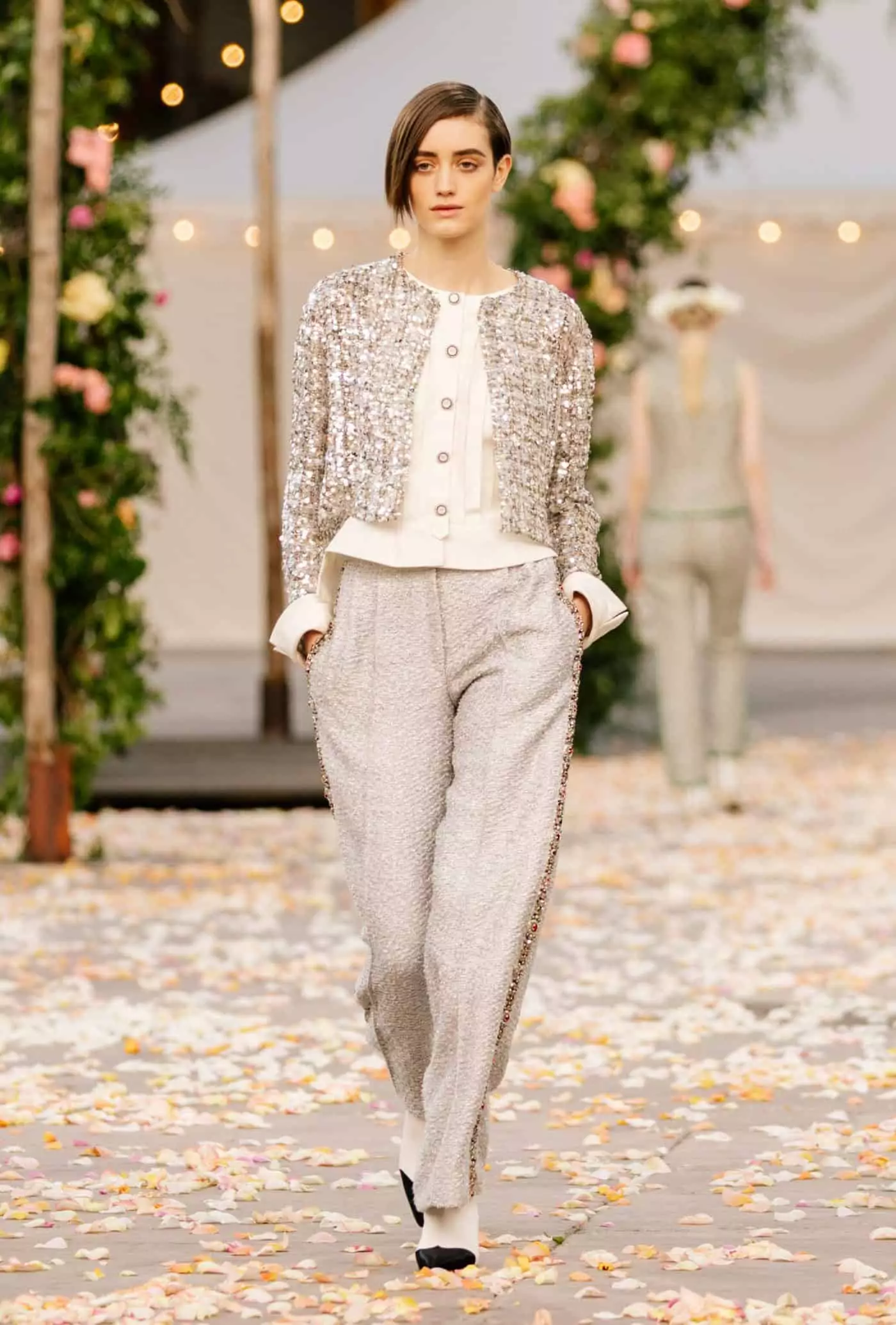 Virginie Viard òganize yon reyinyon fanmi chik pou Chanel Spring Summer '21 Haute Couture 4751_15