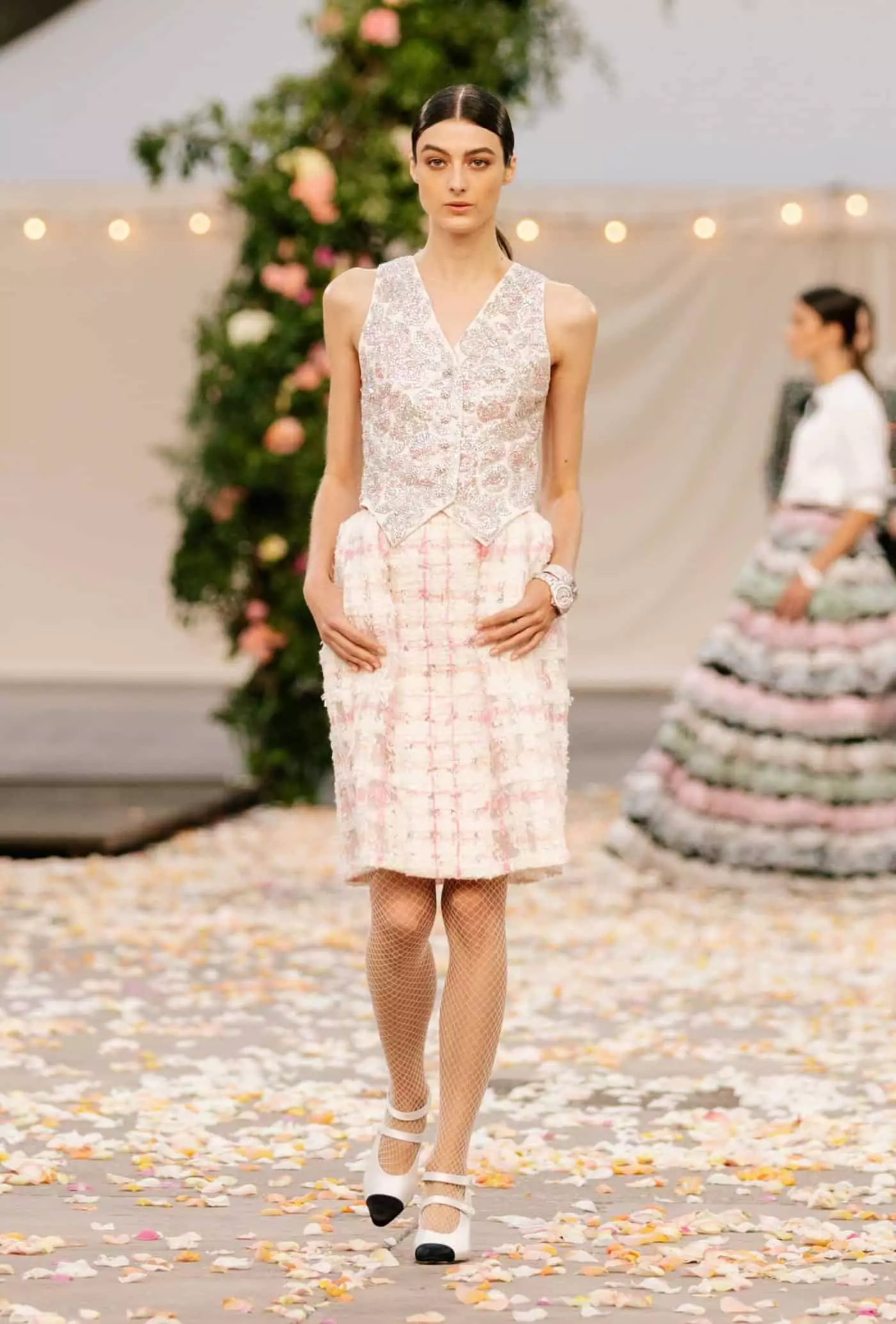 Virginie Viard är värd för en chic familjeåterförening för Chanels vårsommar ’21 Haute Couture 4751_16