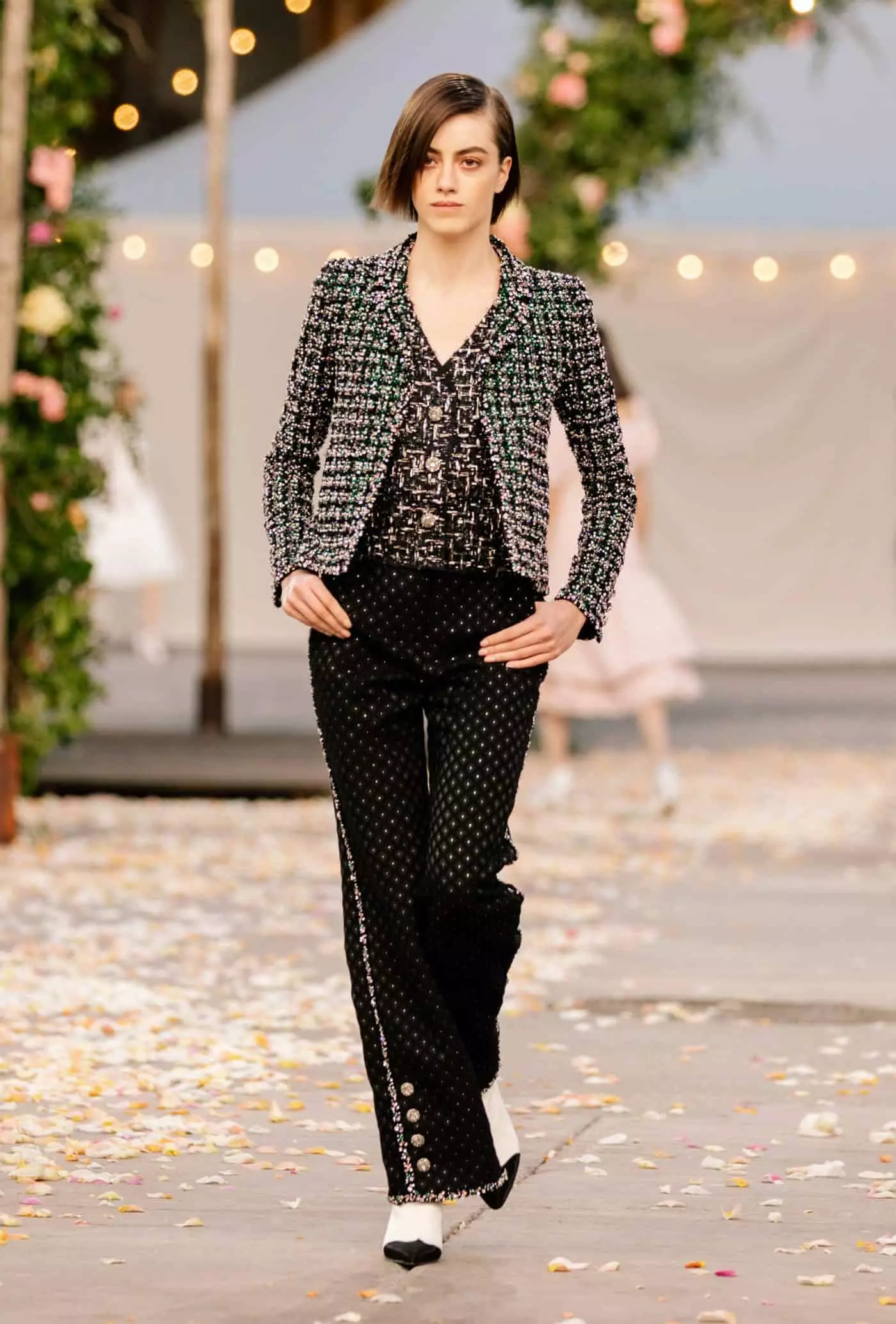 Virginie Viard òganize yon reyinyon fanmi chik pou Chanel Spring Summer '21 Haute Couture 4751_17