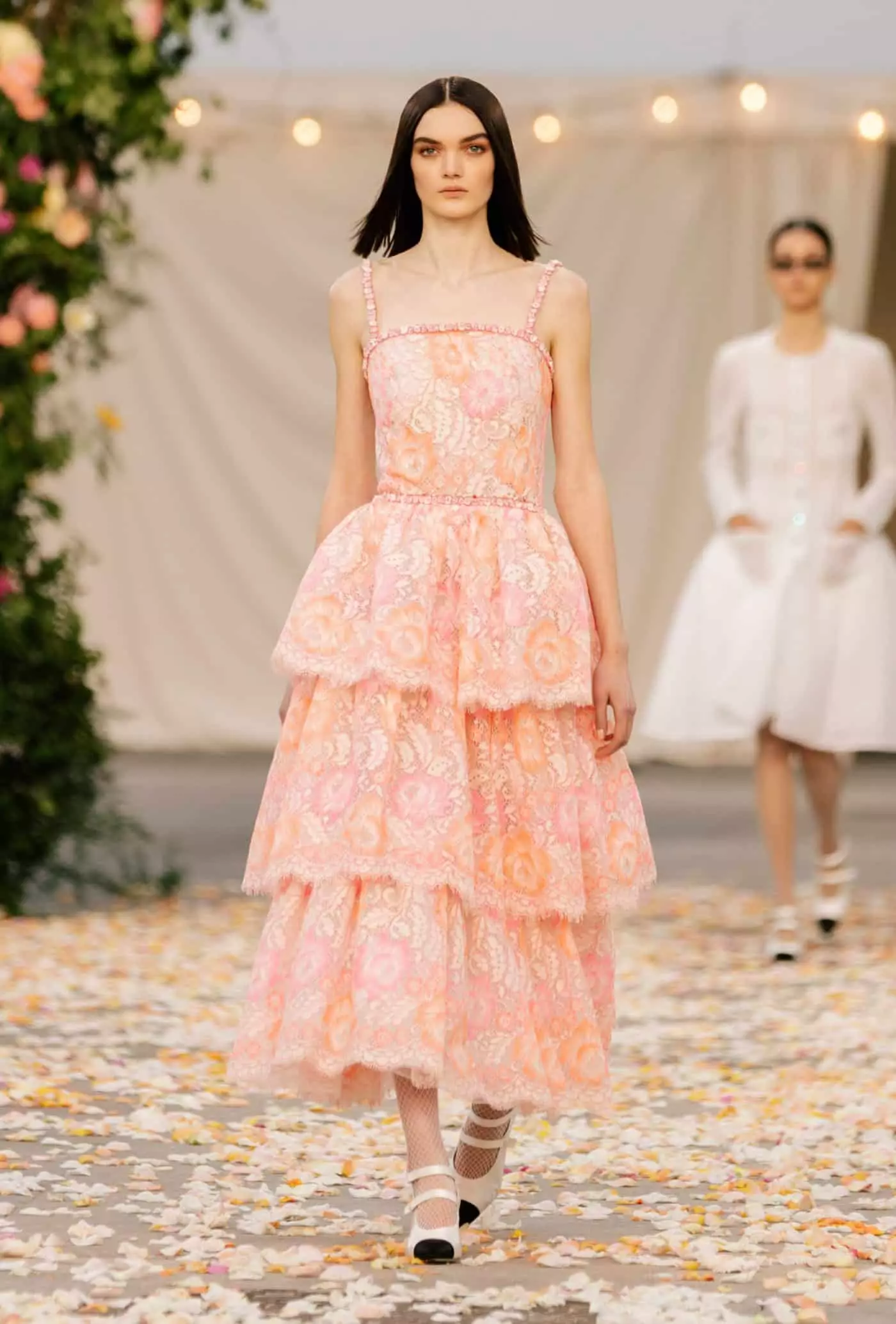 Virginie Viard är värd för en chic familjeåterförening för Chanels vårsommar ’21 Haute Couture 4751_19