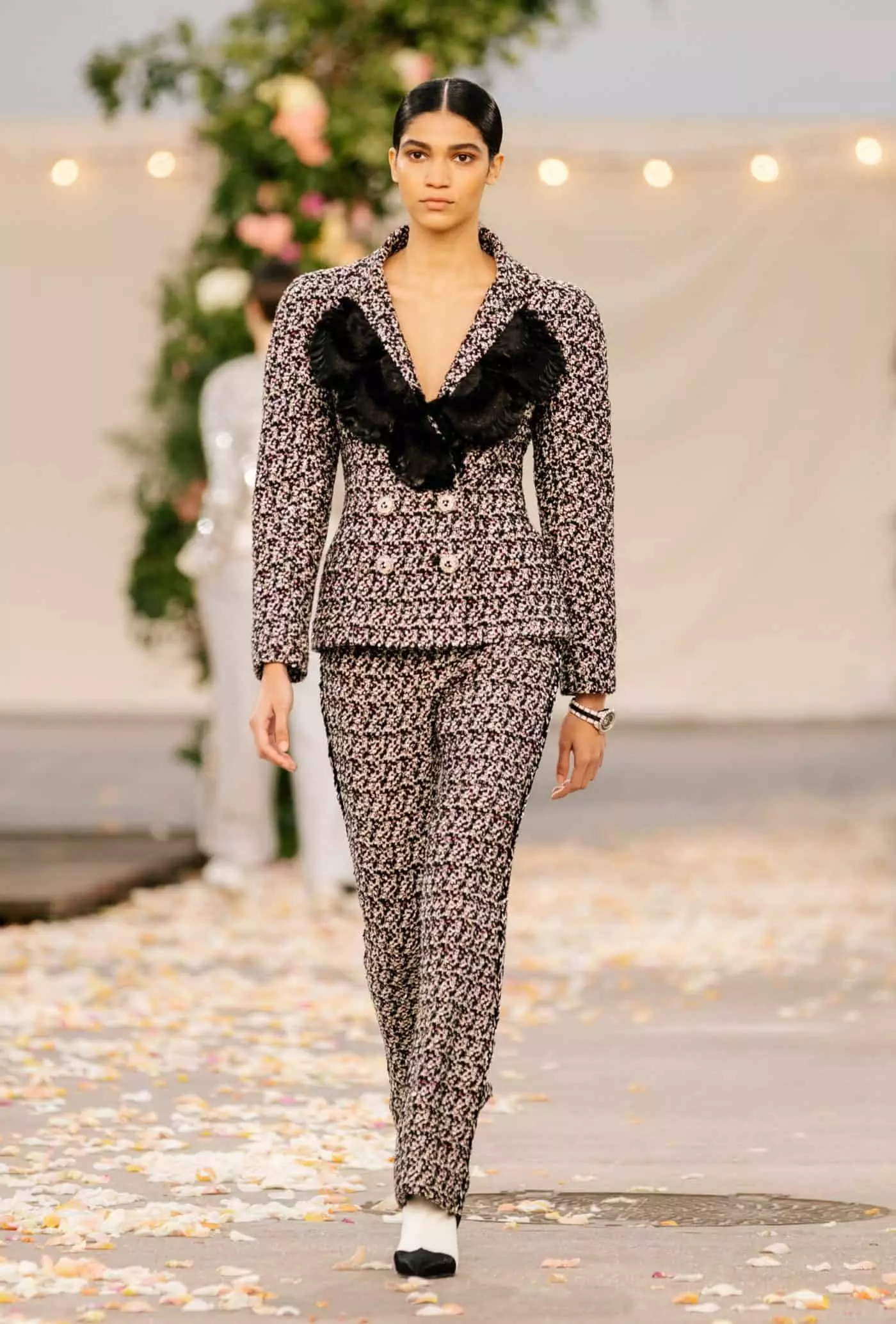 Virginie Viard òganize yon reyinyon fanmi chik pou Chanel Spring Summer '21 Haute Couture 4751_21