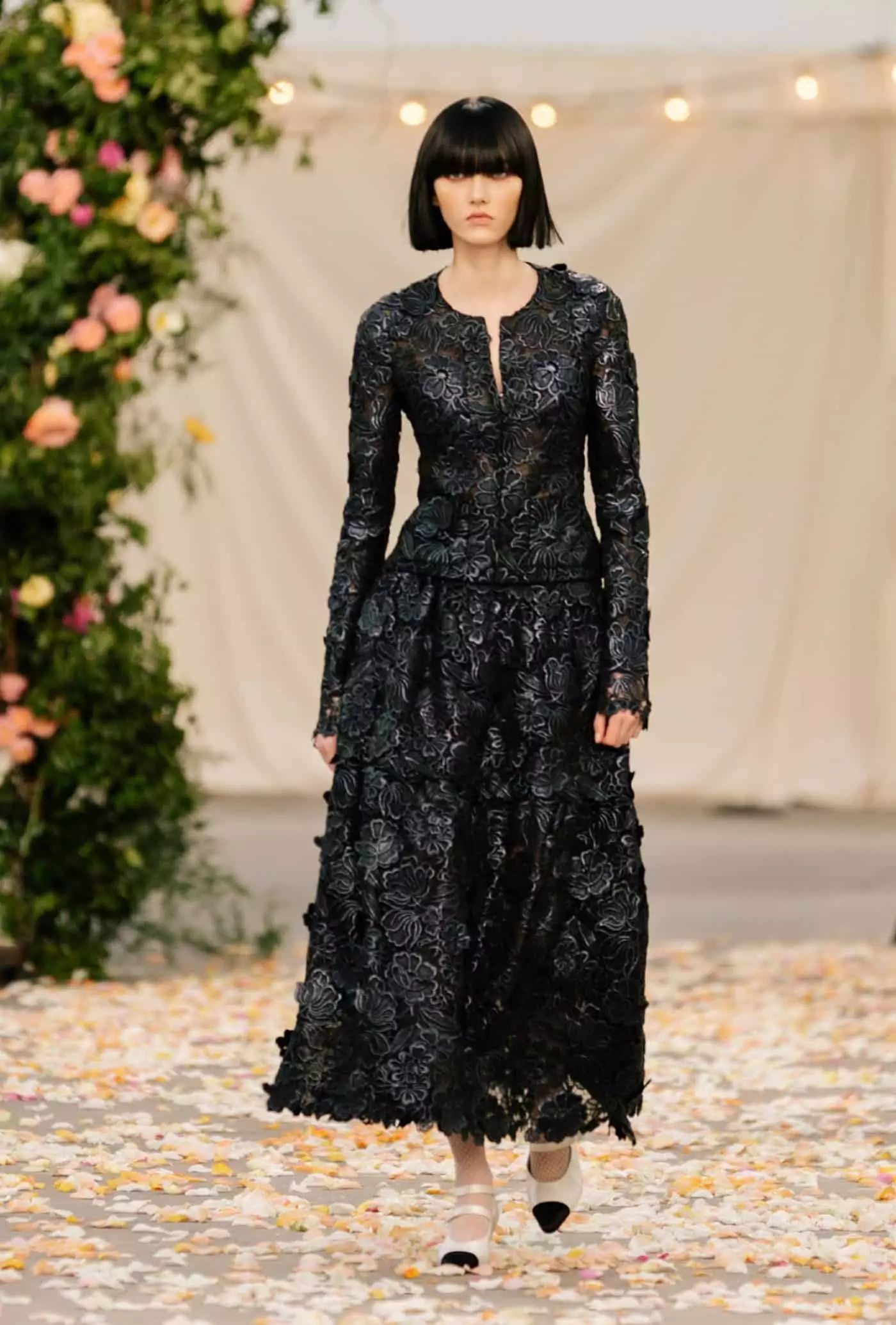 Virginie Viard är värd för en chic familjeåterförening för Chanels vårsommar ’21 Haute Couture 4751_23