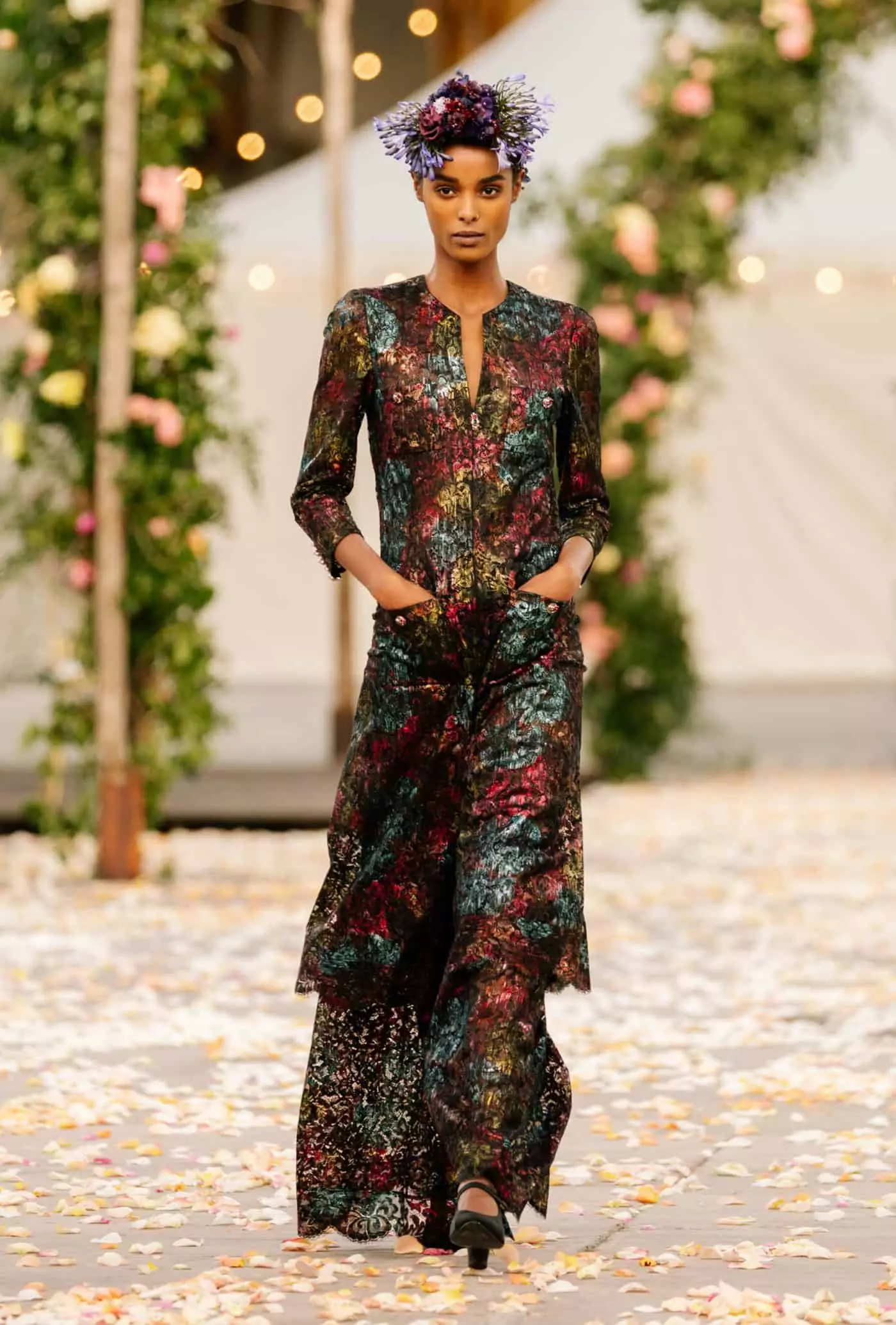 Virginie Viard òganize yon reyinyon fanmi chik pou Chanel Spring Summer '21 Haute Couture 4751_24
