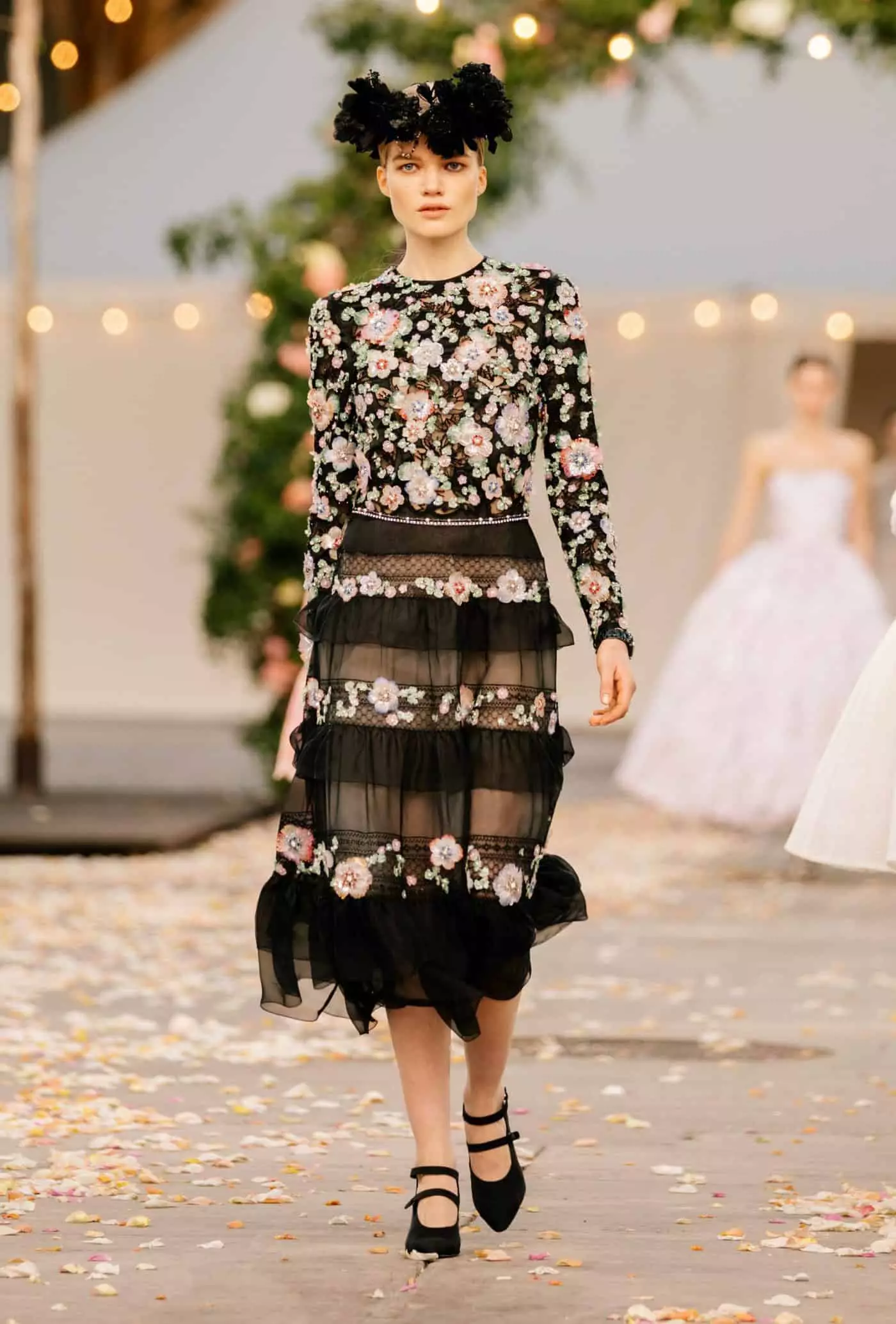 Virginie Viard ले च्यानल वसन्त समर '21 Haute Couture को लागि एक ठाडो पारिवारिक पुनर्मिलन होस्ट गर्दछ 4751_25