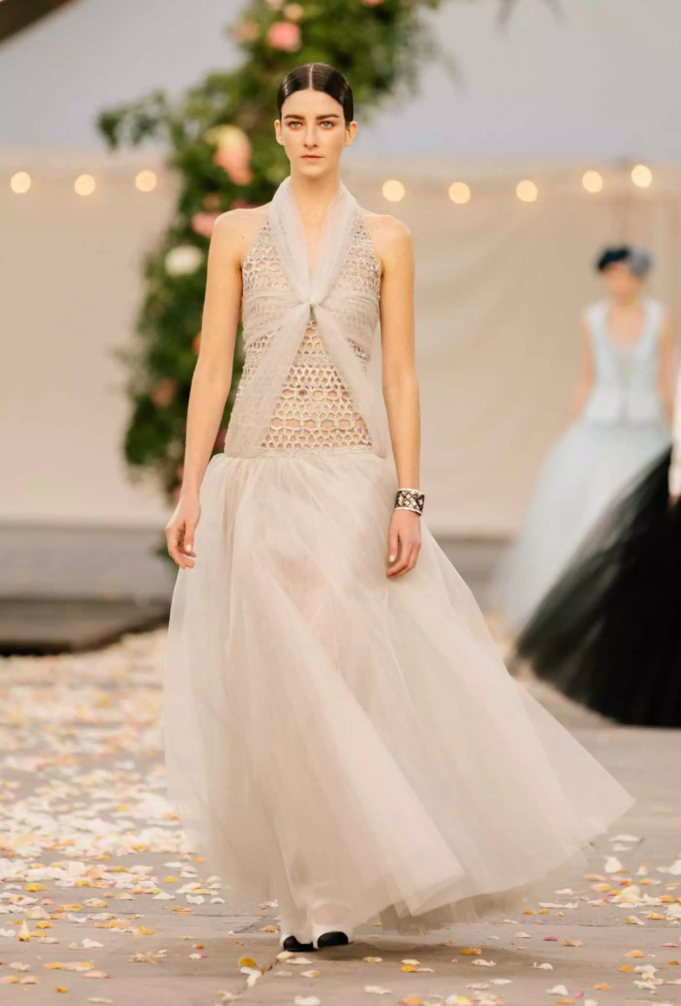 Virginie Viard är värd för en chic familjeåterförening för Chanels vårsommar ’21 Haute Couture 4751_27
