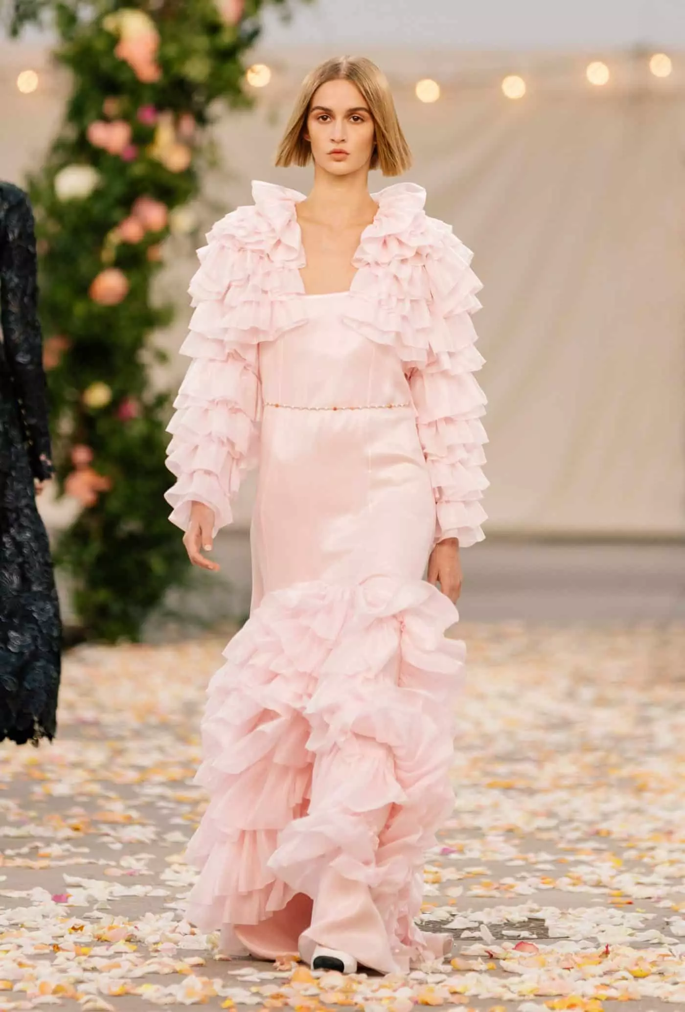 Virginie Viard òganize yon reyinyon fanmi chik pou Chanel Spring Summer '21 Haute Couture 4751_29