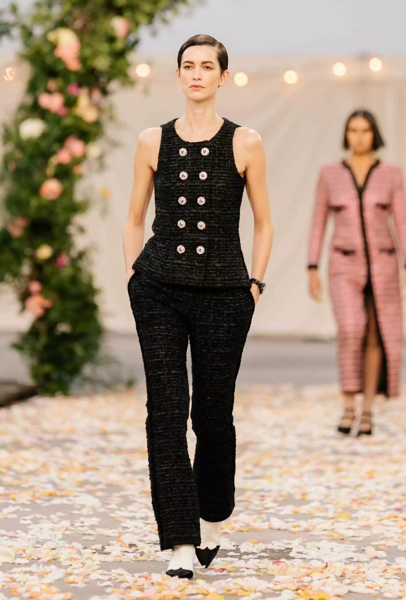 Virginie Viard òganize yon reyinyon fanmi chik pou Chanel Spring Summer '21 Haute Couture 4751_3